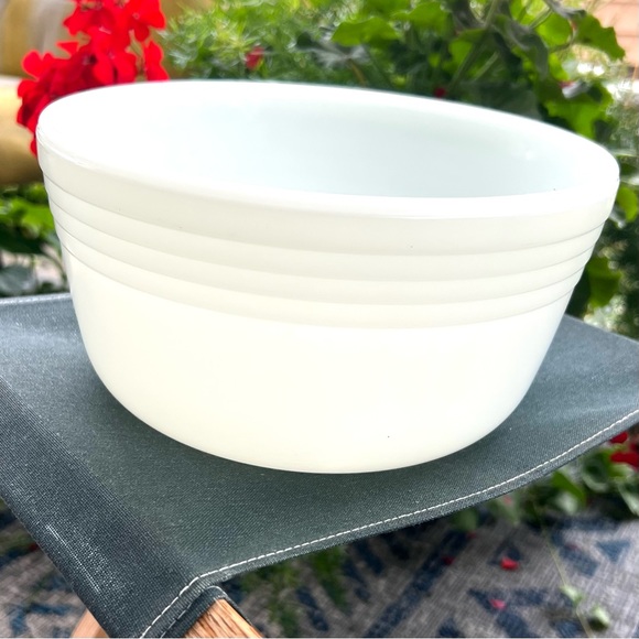 Pyrex | Kitchen | Pyrex Large Mixing Bowl Milk Glass 28 Vintage Good ...